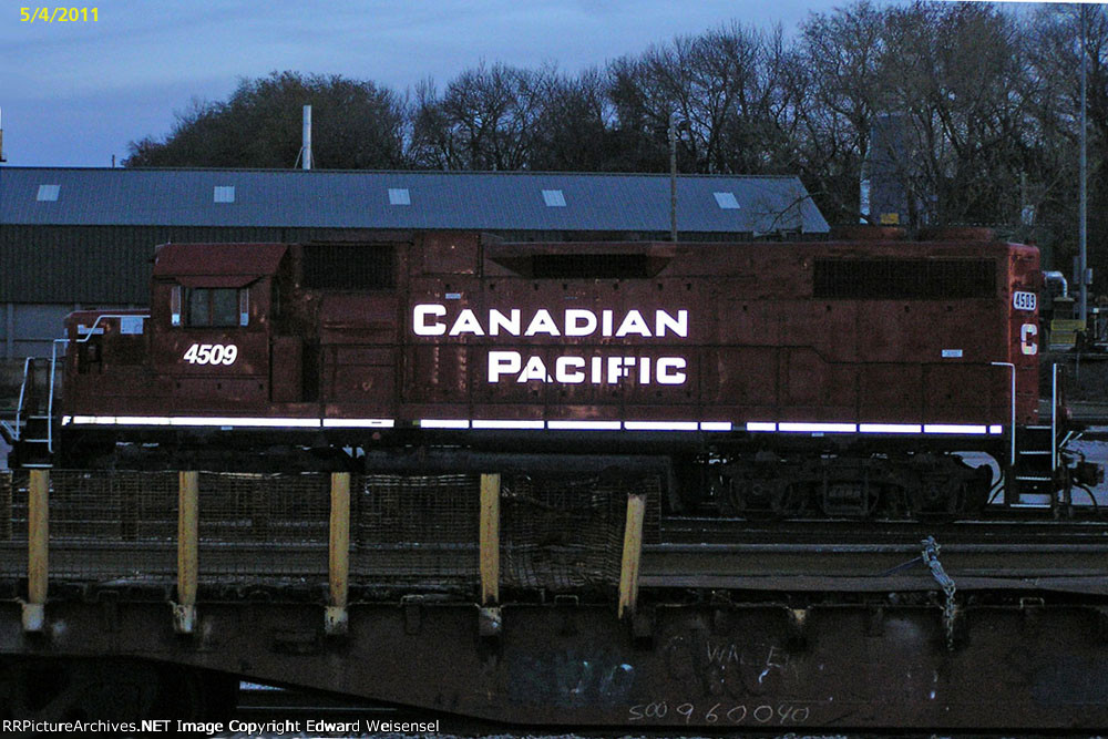 CP 4509 flashes over the Menomonee River